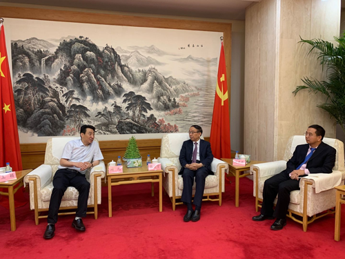 Director Zhou Xu of the Beijing Investment Promotion Service Center ...